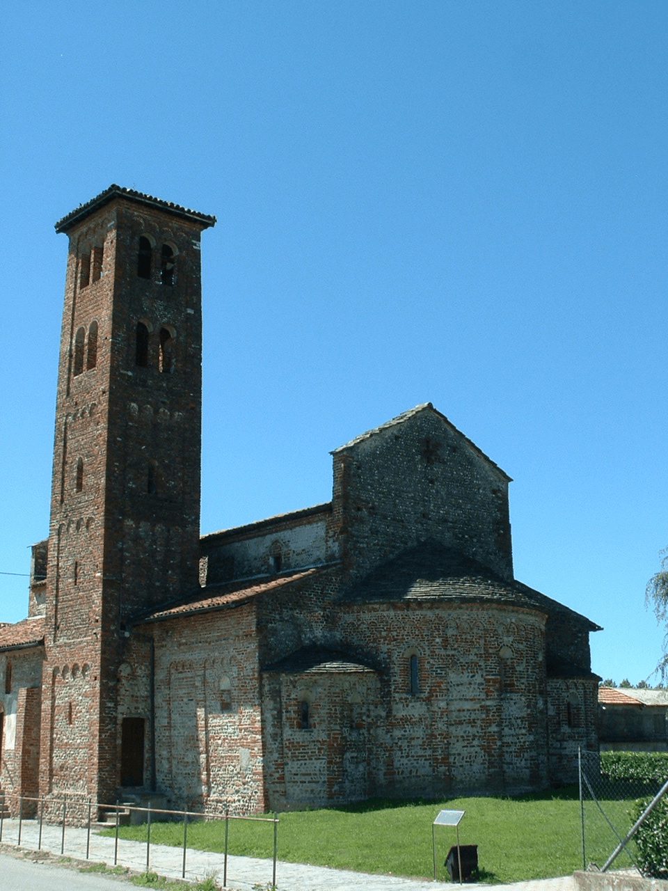 CASALVOLONE (No). Pieve di San Pietro. | Piemonte Go
